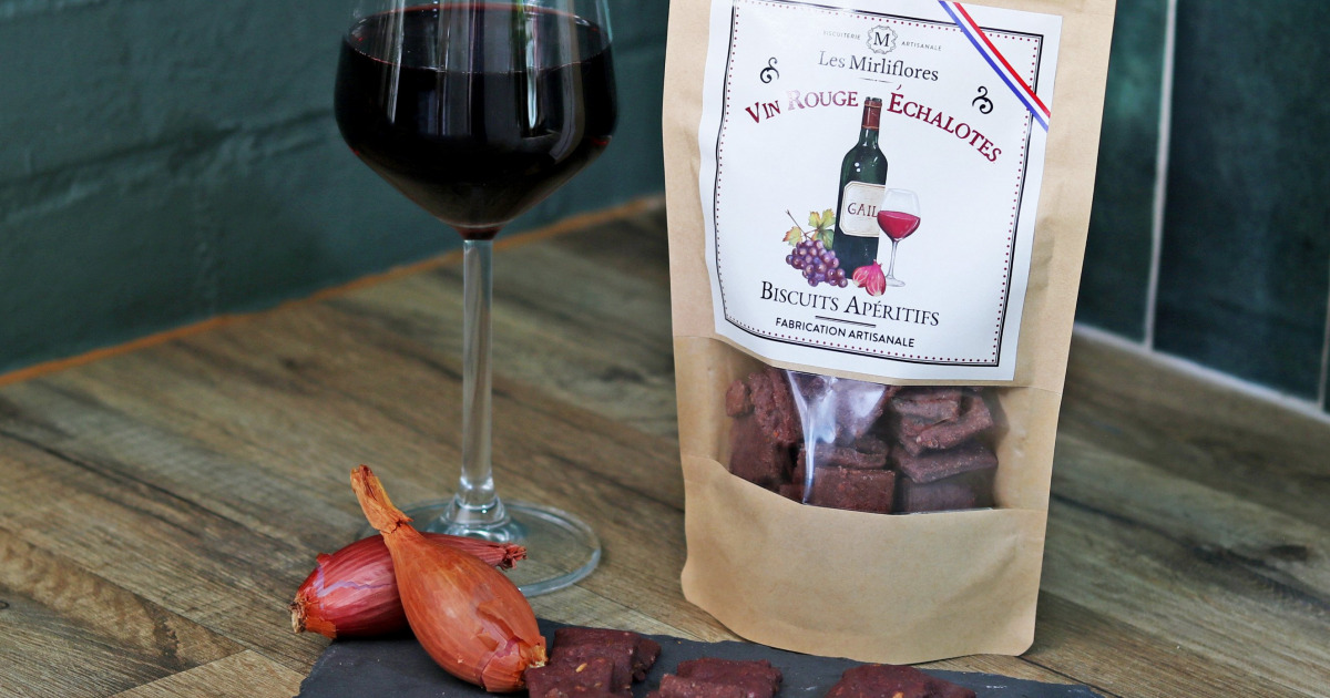 Biscuits apéritifs au vin rouge et échalotes