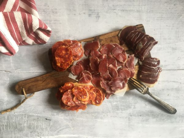 Assortiment charcuterie Apéro : chorizo, magret séché, filet mignon séché