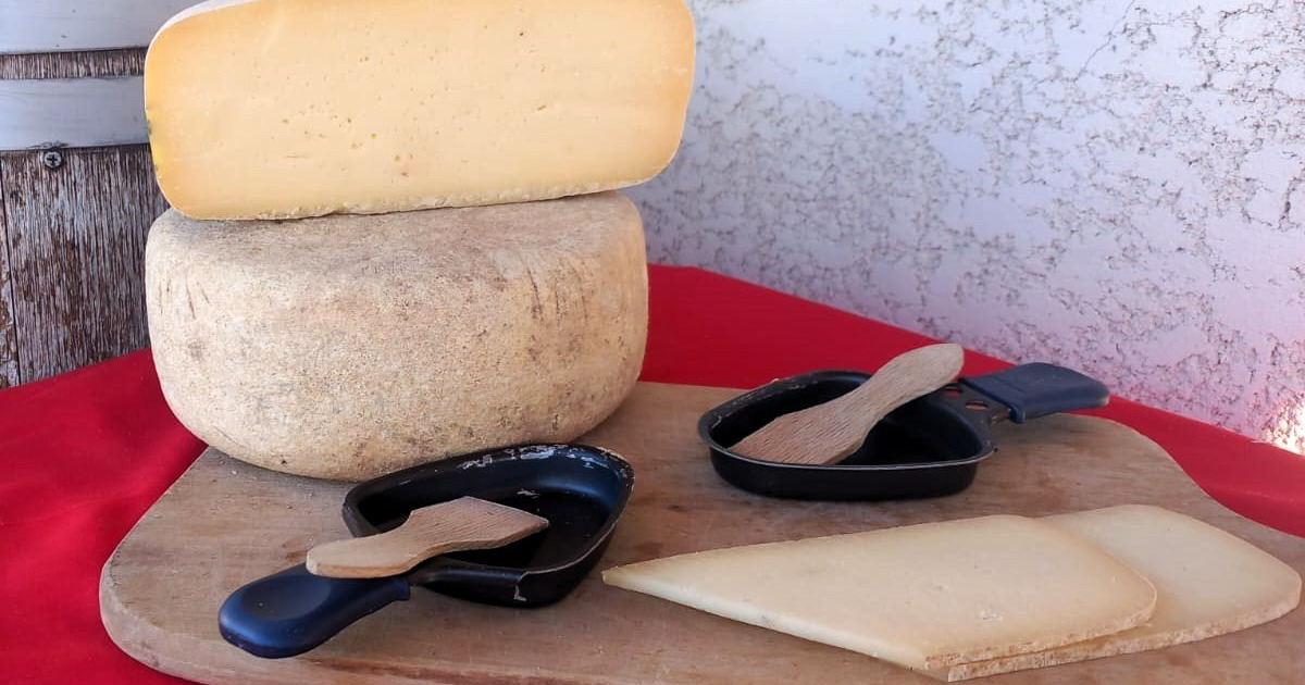 1/2 meule de fromage à raclette aromatisé à l'ail