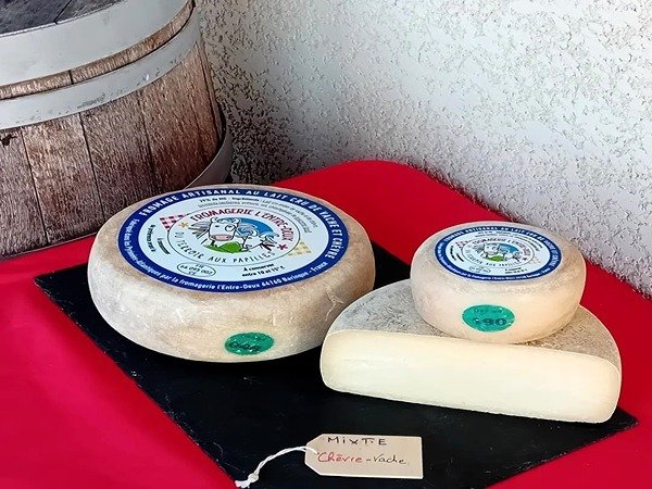 1/2 tome au lait cru, mixte chèvre / vache - environ 2 g