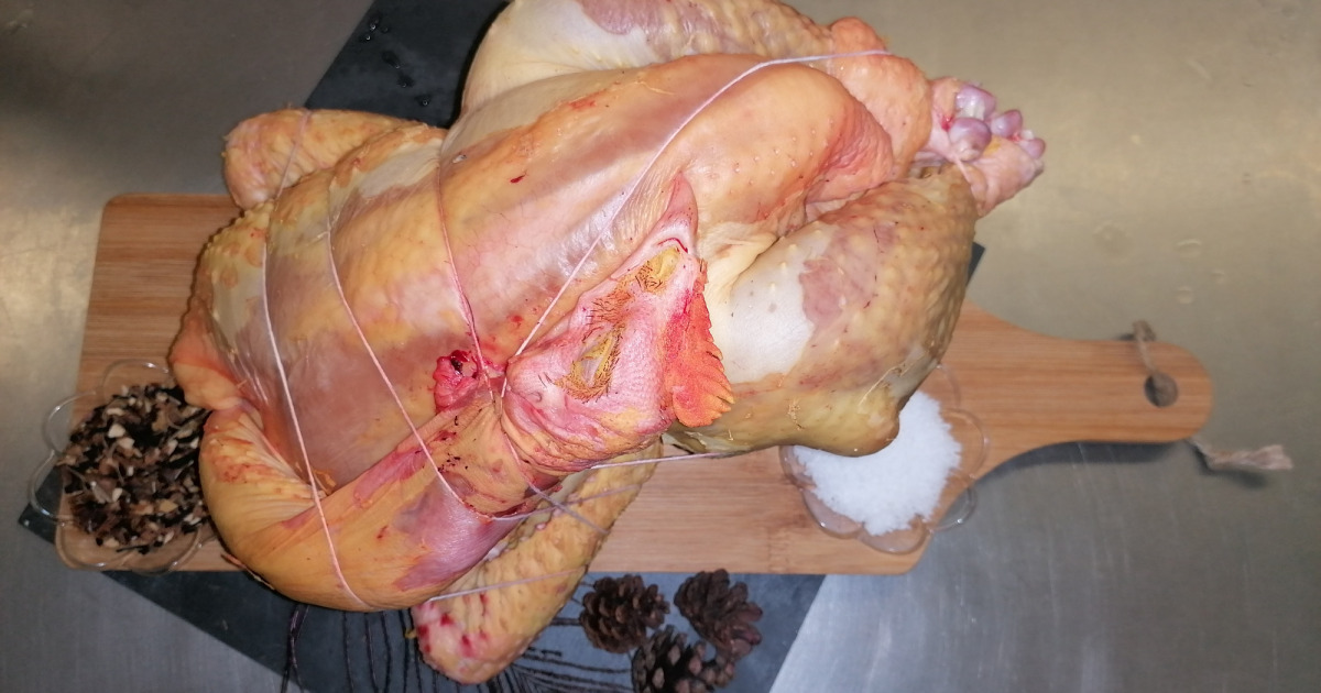 Chapon fermier prêt à cuire