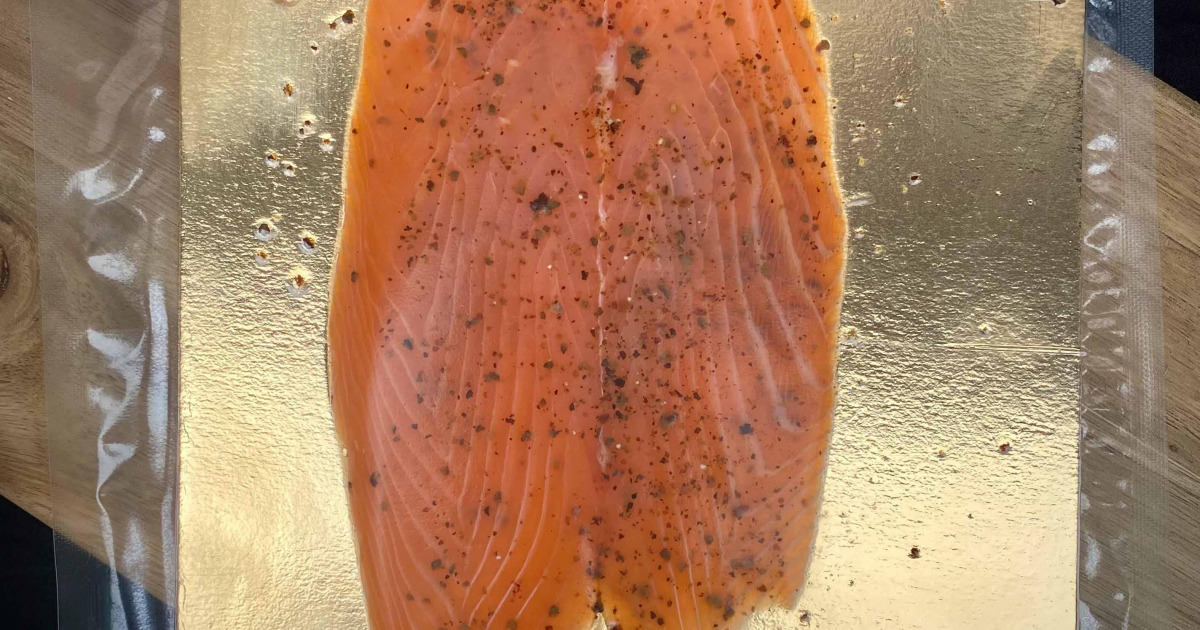 Saumon fumé au bois de cerisier, infusé au gin et baies de Genévriers (2T)