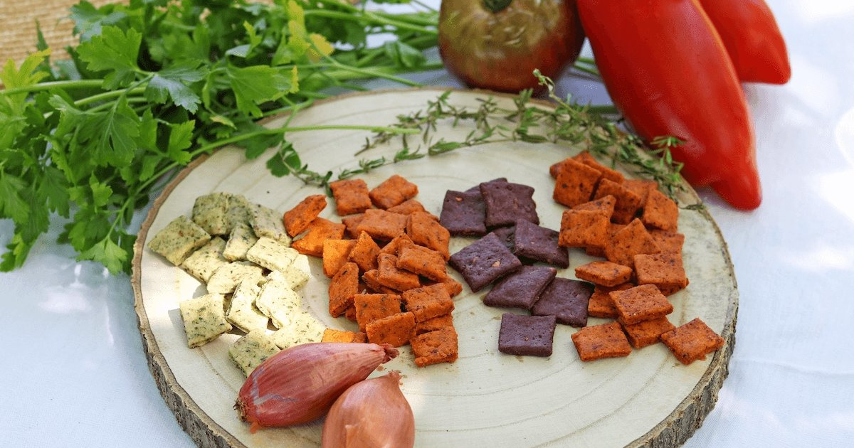 Lot de biscuits apéritifs artisanaux : vin rouge, tomate, ail des ours