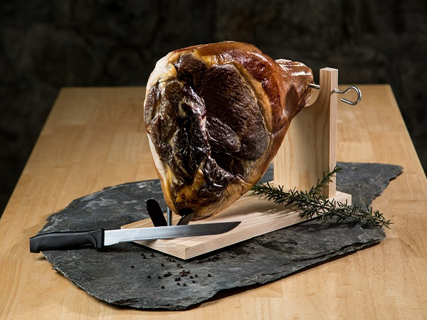 Jambon cru entier neuf mois d'âge Sans Nitrite Ajouté